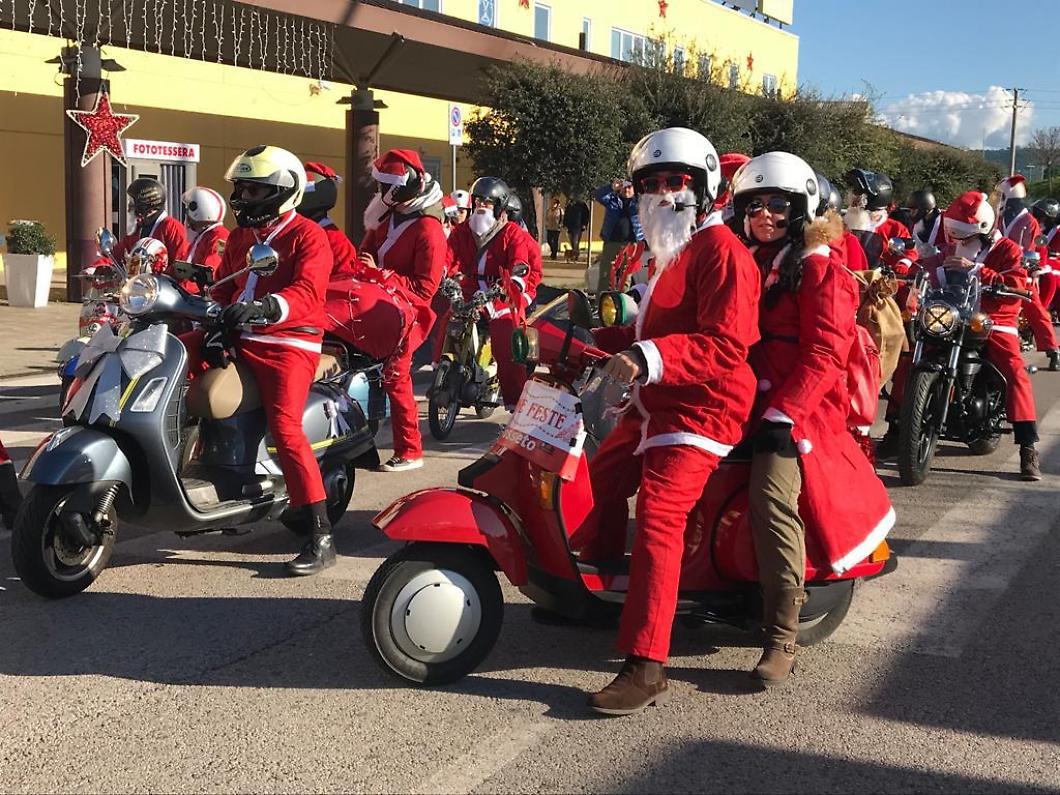 Grosseto, i Babbi Natale arrivano in vespa al centro commerciale ...