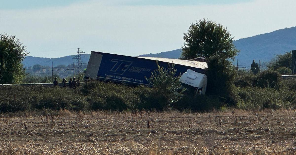 Tir fuori strada, deviazioni e code sulla Statale Aurelia - Corriere di ...