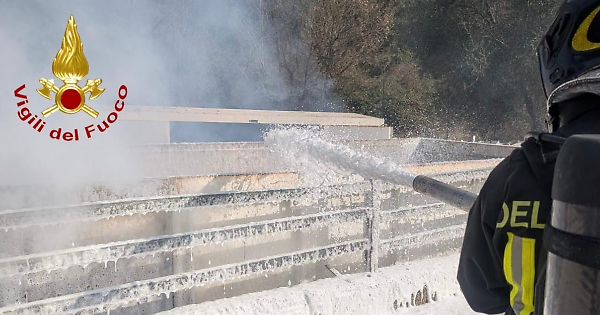 Incendio all'Isola ecologica. I Vigili del Fuoco domano le fiamme con la schiuma estinguente ...