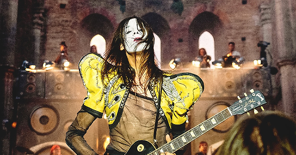 Lucio Corsi in tour con “La Chitarra Nella Roccia”: firmacopie in ...